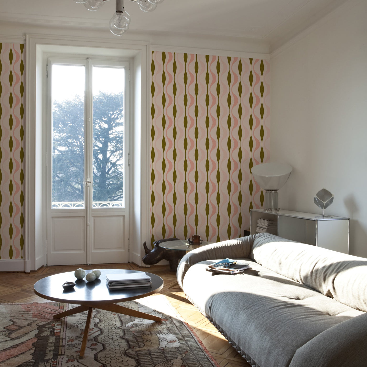 Girl World - Wavy Retro Wallpaper